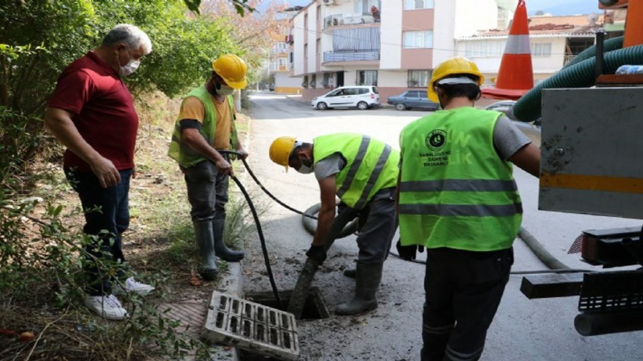 İzmarit ve ambalajlar yağmur suyu ızgaralarını tıkıyor - İzmir Haberleri