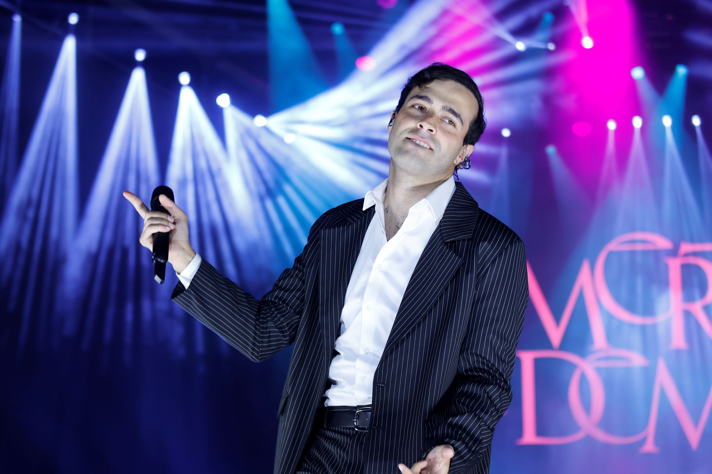 Mert Demir konserinde 200 bin kişiyle birlikte ateşe düştü - Son Mühür ...