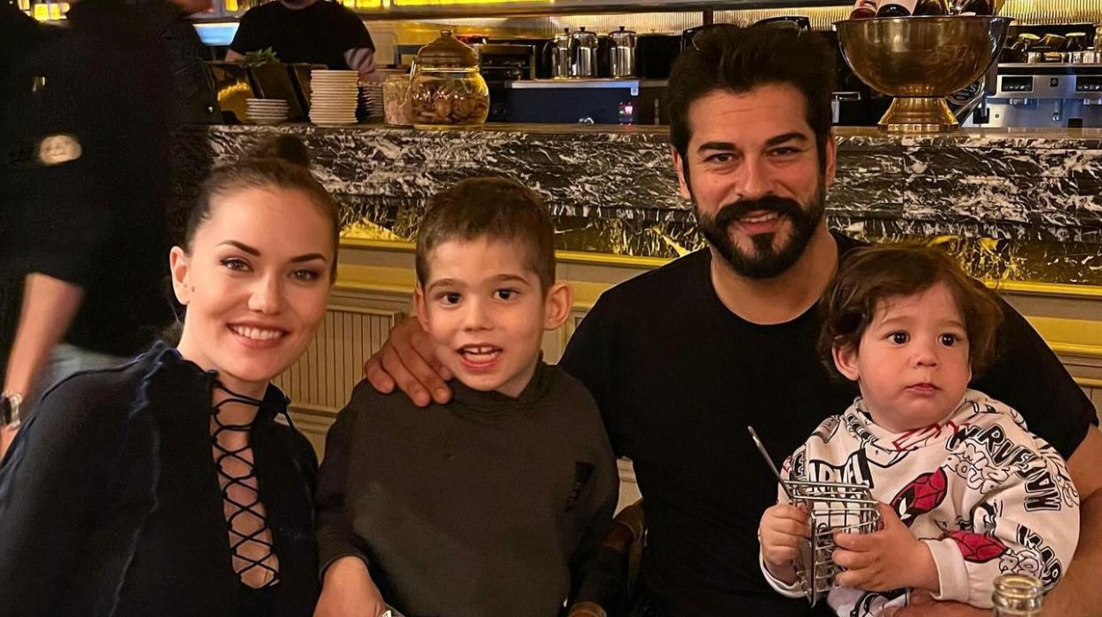 Ünlü çift Fahriye Evcen ve Burak Özçivit milyonluk arabalarıyla ...