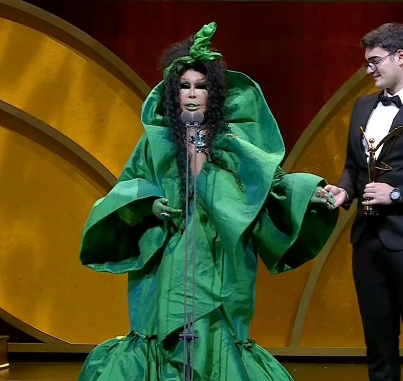 50. Pantene Altın Kelebek Ödülleri'nde Bülent Ersoy 'marula' benzetildi ...