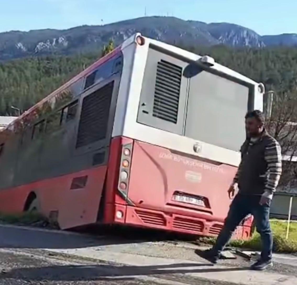 Bornova'da ESHOT ve panelvan çarpıştı! 1 ölü, çok sayıda yaralı - İzmir ...